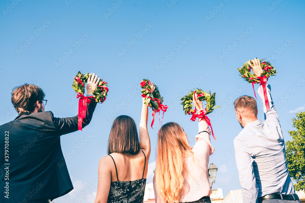 Studenti laureati con corona di alloro trionfale simbolo italiano ...
