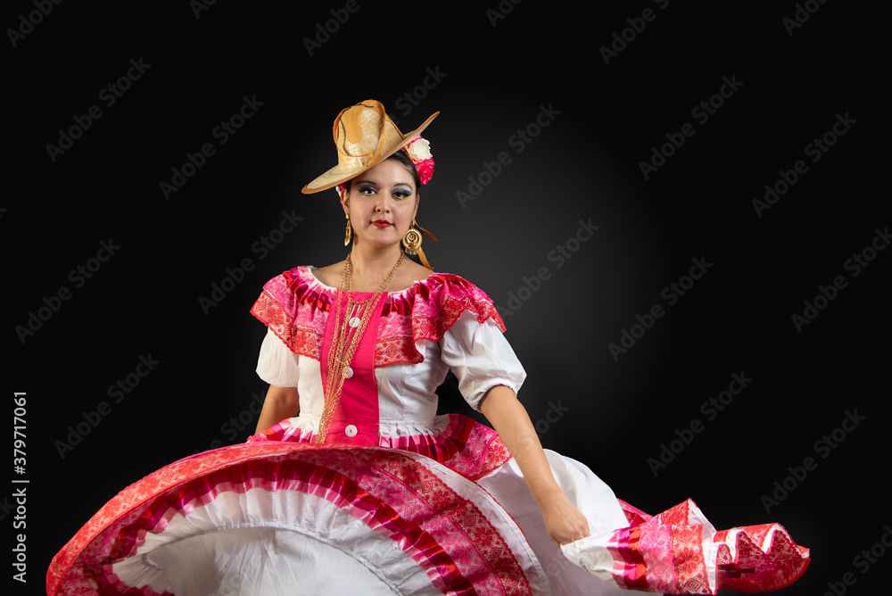 mujer mexicana con traje folklorico tradicional de colima, vestido ...