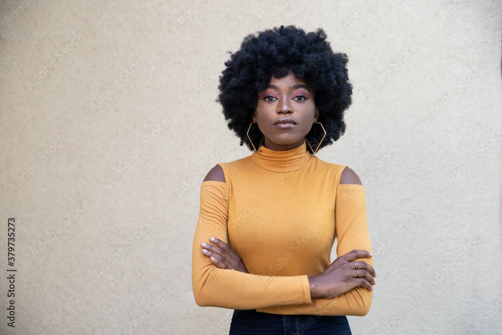 Foto de Concentrated young African American woman with curly hair, self ...
