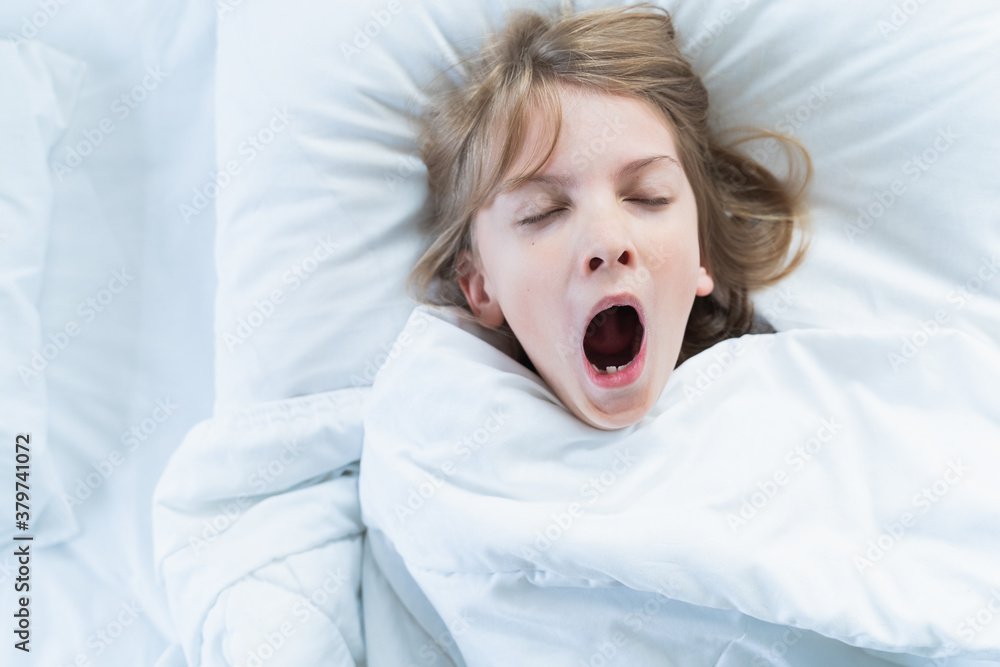 Foto de Little snoring girl, sleeping on pillow in bed with closed eyes ...