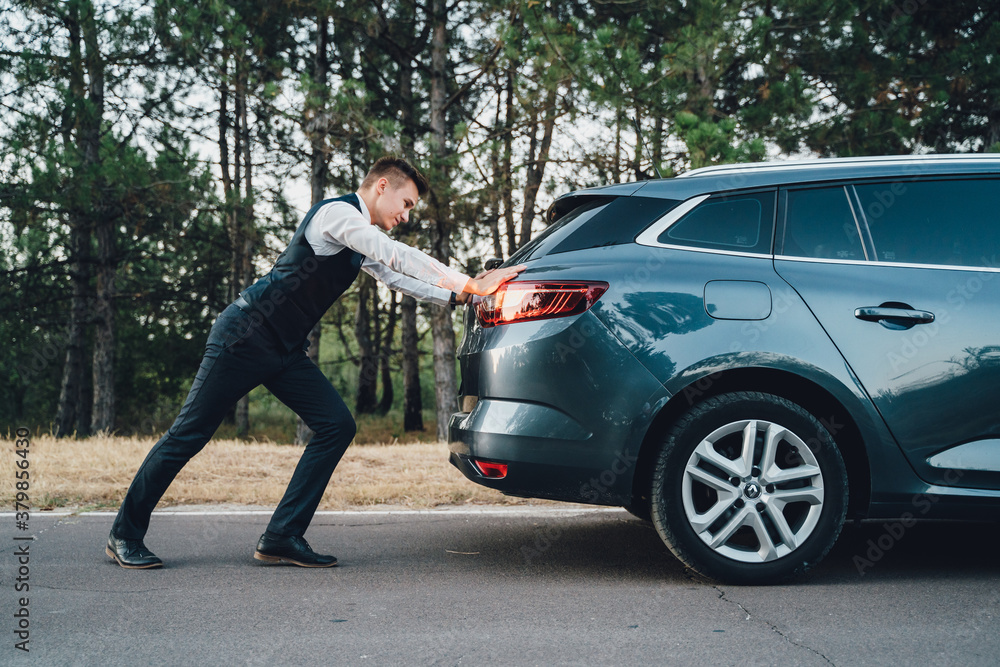 Foto Stock Full length side view of young businessman pushing broken ...