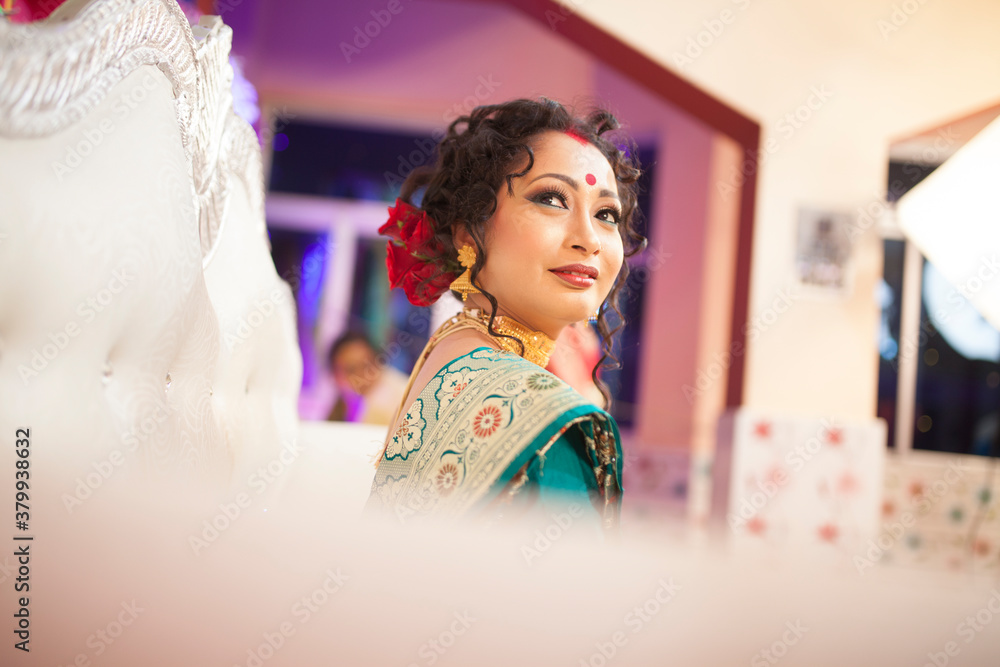 A newly married Indian bride with traditional hindu dress Stock Photo ...