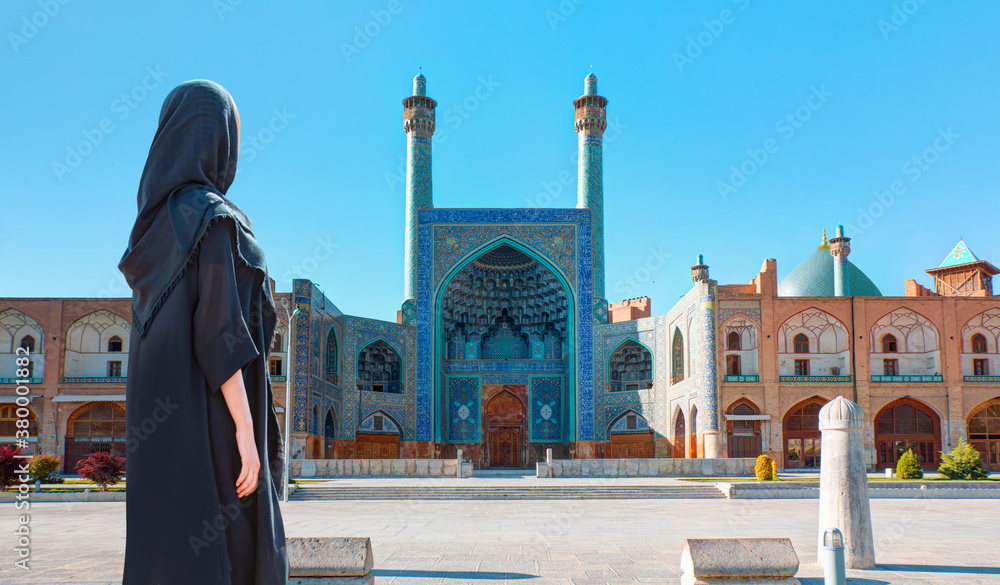 Beautiful Iranian girl wearing abaya - Shah (Imam) Mosque (Jameh Abbasi ...