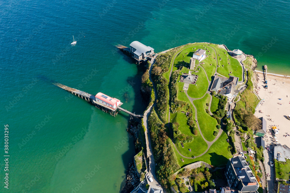 Foto de Aerial view of the old lifeboat stations and park area of Tenby ...