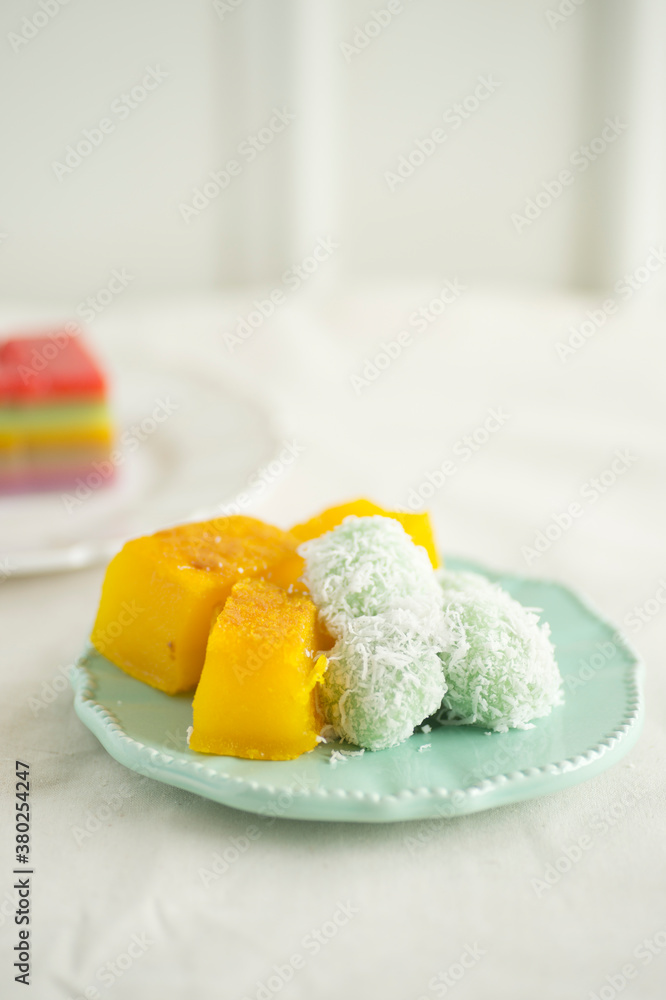 Foto de Assorted traditional Malaysia kuih or snacks - ondeh-ondeh ...