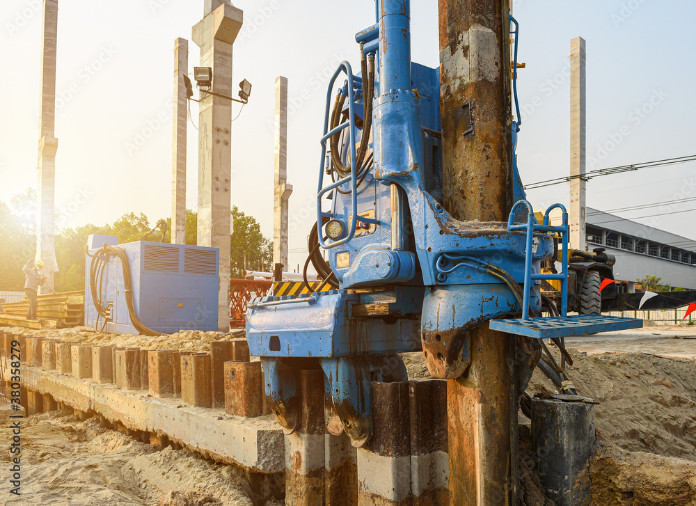 Hydraulic vibratory hammer driven machine pressing retaining wall steel ...