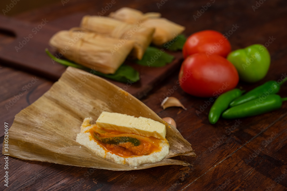 Tamales mexicanos hoja de maiz salsa tomate rojo chile queso platillo ...