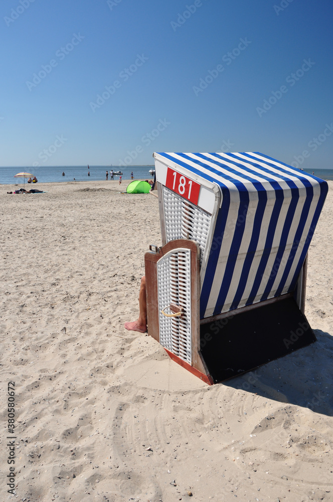 Fotka „Maritimer Strandkorb am weißen Sandstrand auf Norderney mit ...