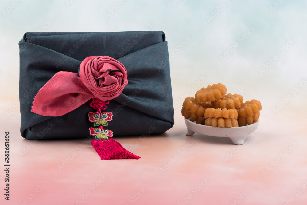 Korean traditional wrapping gift box. Korean traditional gift packaging ...