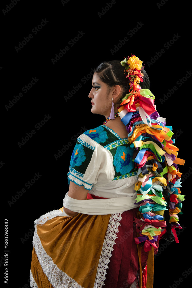 Mujer latina, bailarina con traje tradicional del estado de Michoacán ...