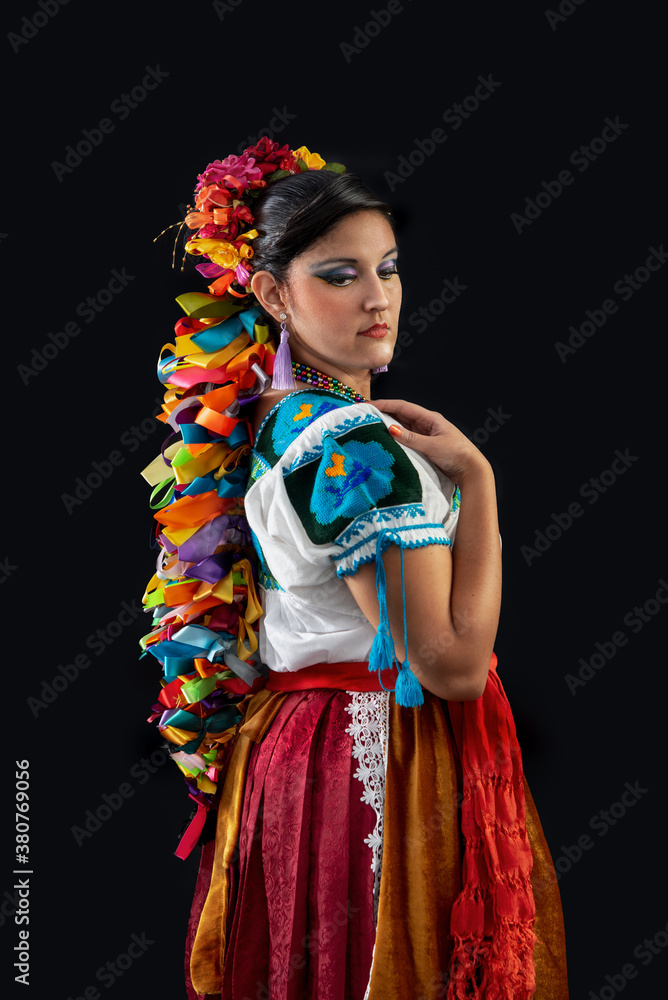 Mujer latina, bailarina con traje tradicional del estado de Michoacán ...