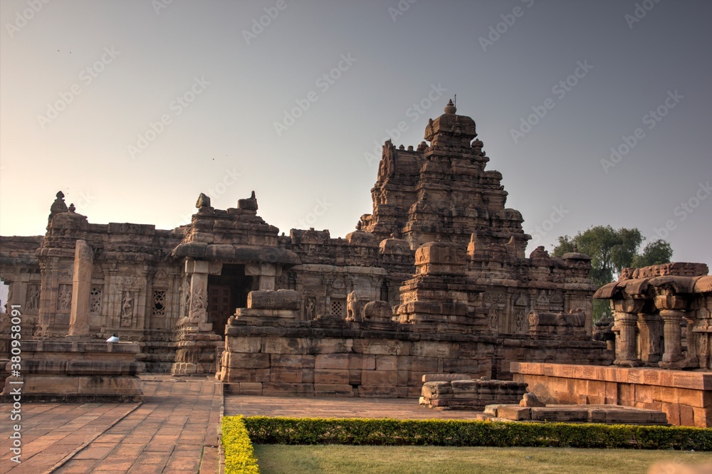 Foto de Pattadakal, Paṭṭadakallu or Raktapura, is a complex of Hindu ...