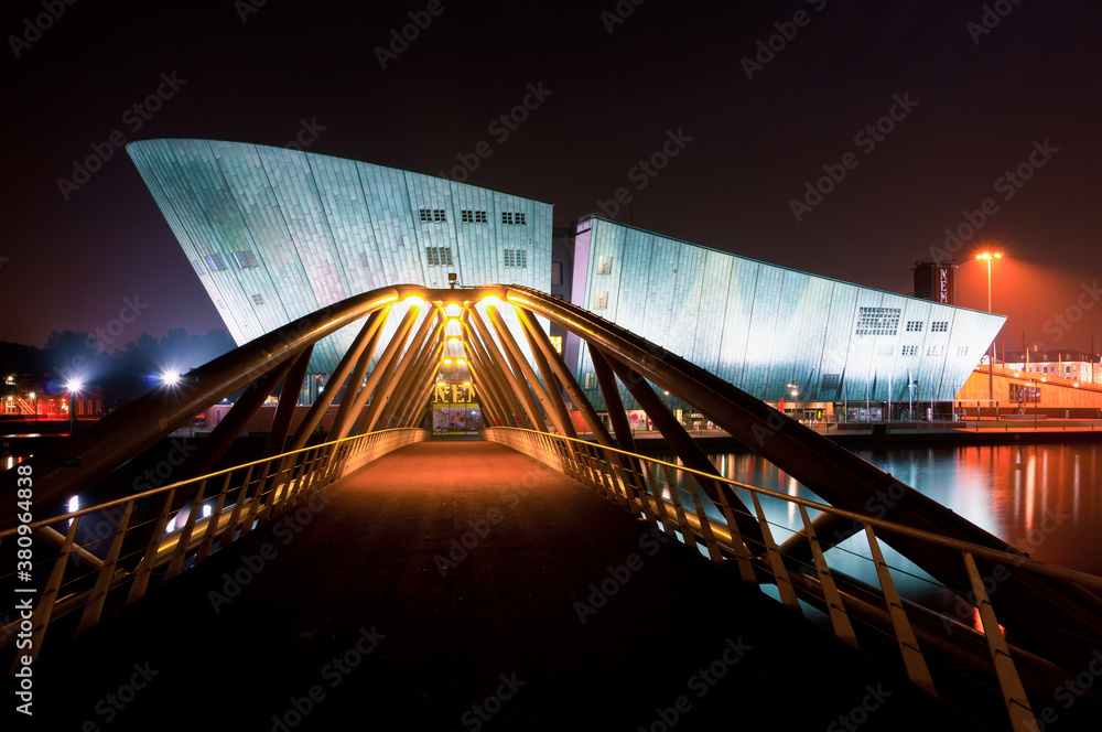Foto de AMSTERDAM, NETHERLANDS - JULY 27: The Nemo Museum at night ...