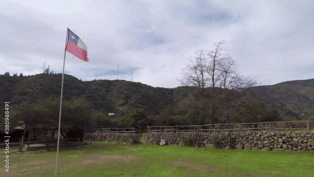 Vidéo Stock Chilean flag flying in the field between hills and blue sky ...