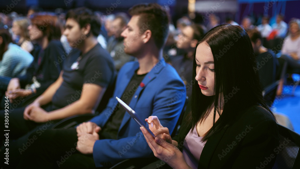 Foto de Person type touch screen crowded audience business forum ...