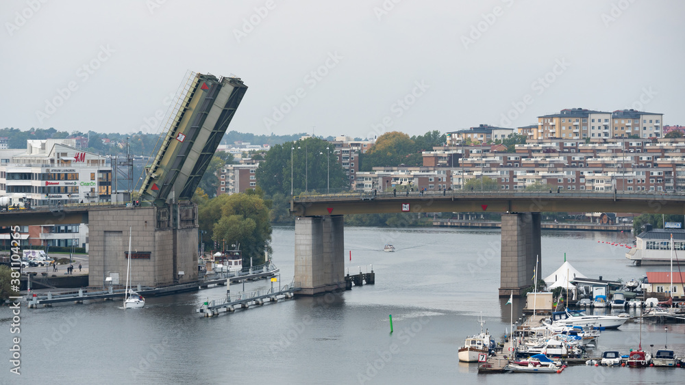 Foto de Stockholm, Sweden - 2020.09.26: Bridge opening at the ...