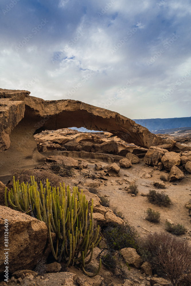 Paisaje de un arco natural en medio del desierto Stock Photo | Adobe Stock