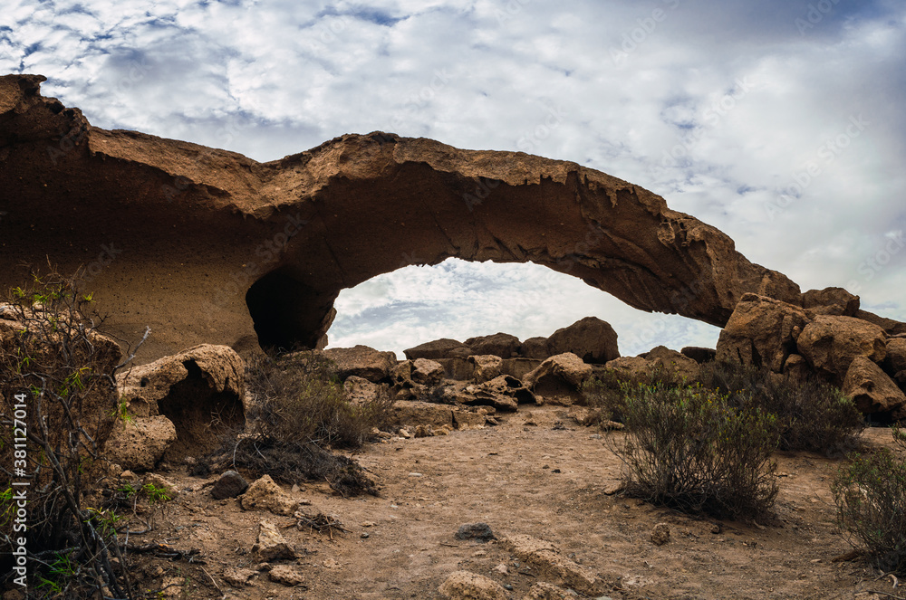 Paisaje de un arco natural en medio del desierto Stock Photo | Adobe Stock