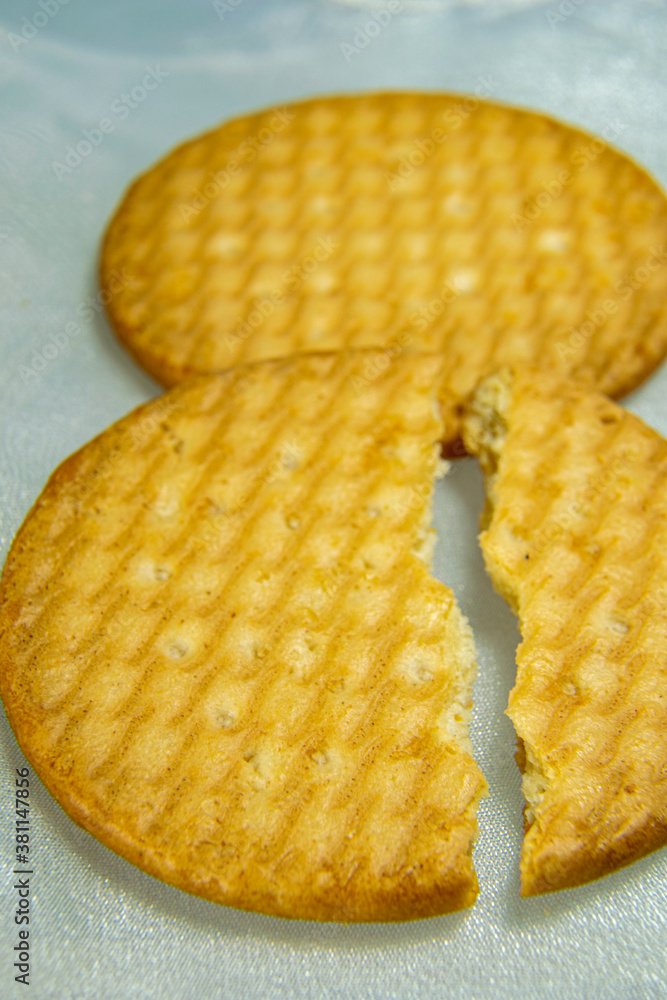 Galleta que han partido para facilitar la entrada en un vaso. Stock ...