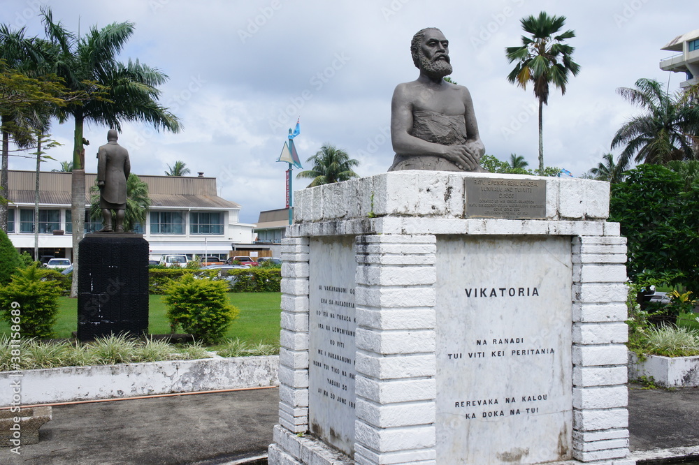 Foto de Monument in front of a historic building on the main street of ...