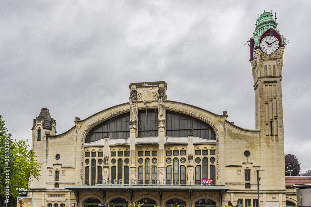 Fotka „View of Rouen railway station (Rouen-Rive-Droite). Station ...