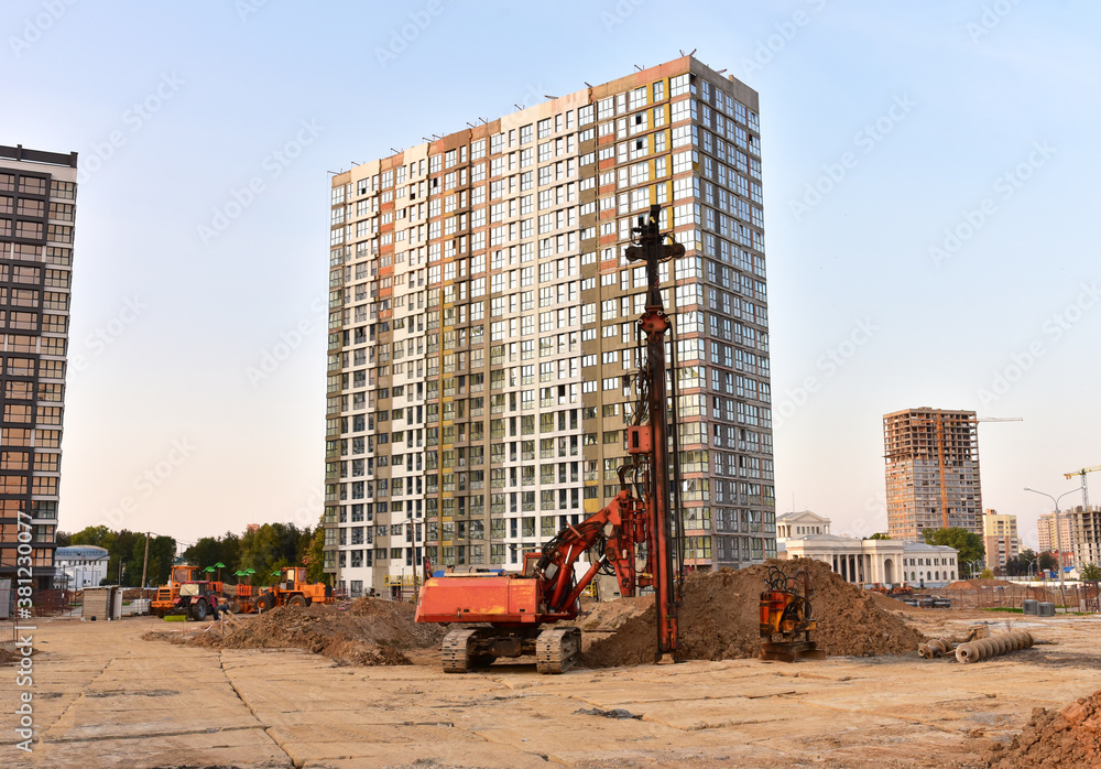 Vibrating hydraulic hammer. Hydraulically driven free-fall hammer for ...