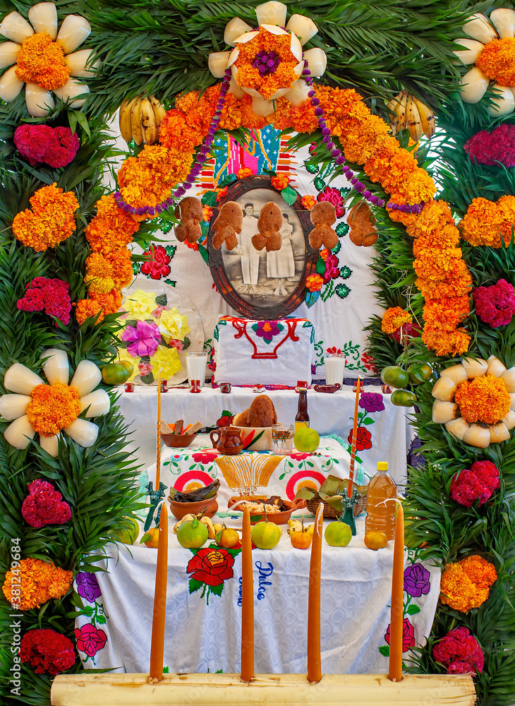 Arco de flores para la ofrenda en Xantolo foto de Stock | Adobe Stock