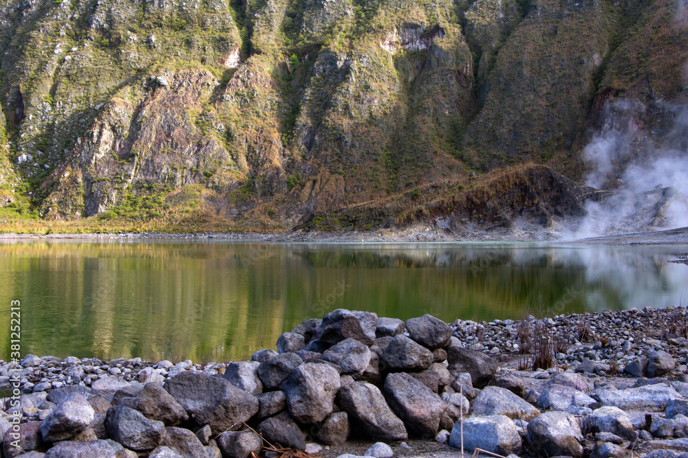 Volcán laguna verde cráter rocas volcánicas aguas termales Stock Photo ...