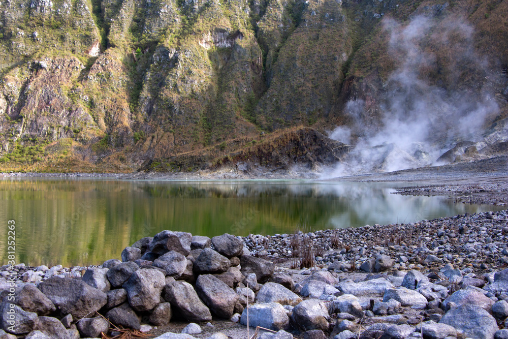 Foto de Volcán laguna verde cráter rocas volcánicas aguas termales do ...