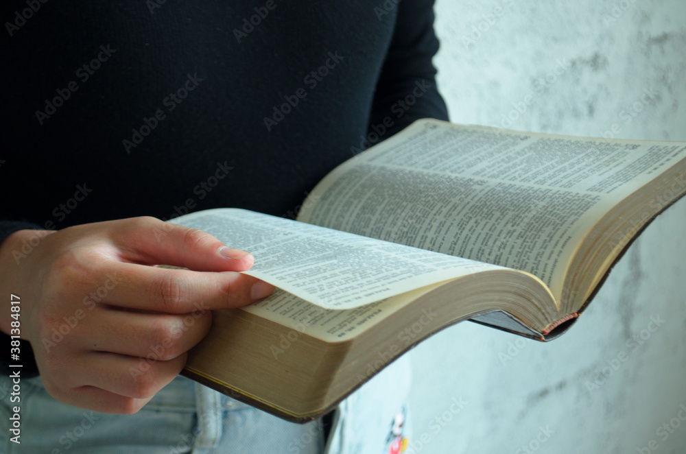 Foto de Christian reading and study the bible at home or Sunday school ...