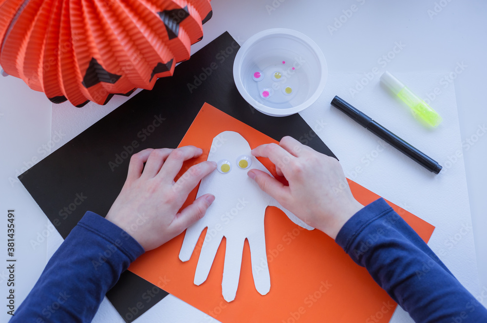 How to make a paper ghost for Halloween greetings and fun. Children's ...