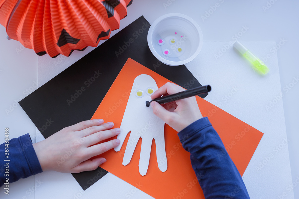 How to make a paper ghost for Halloween greetings and fun. Children's ...