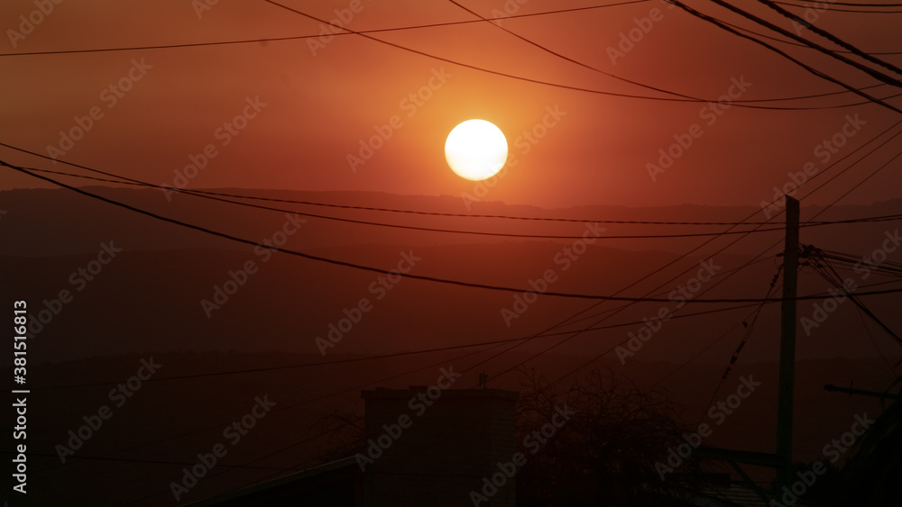SOL ROJO EN UN HERMOSO ATARDECER PROVOCADO POR INCENDIO FORESTAL Stock ...