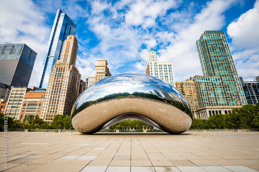 Chicago, IL / USA - 8/28/2020: Famous Cloud Gate Chicago bean landmark ...