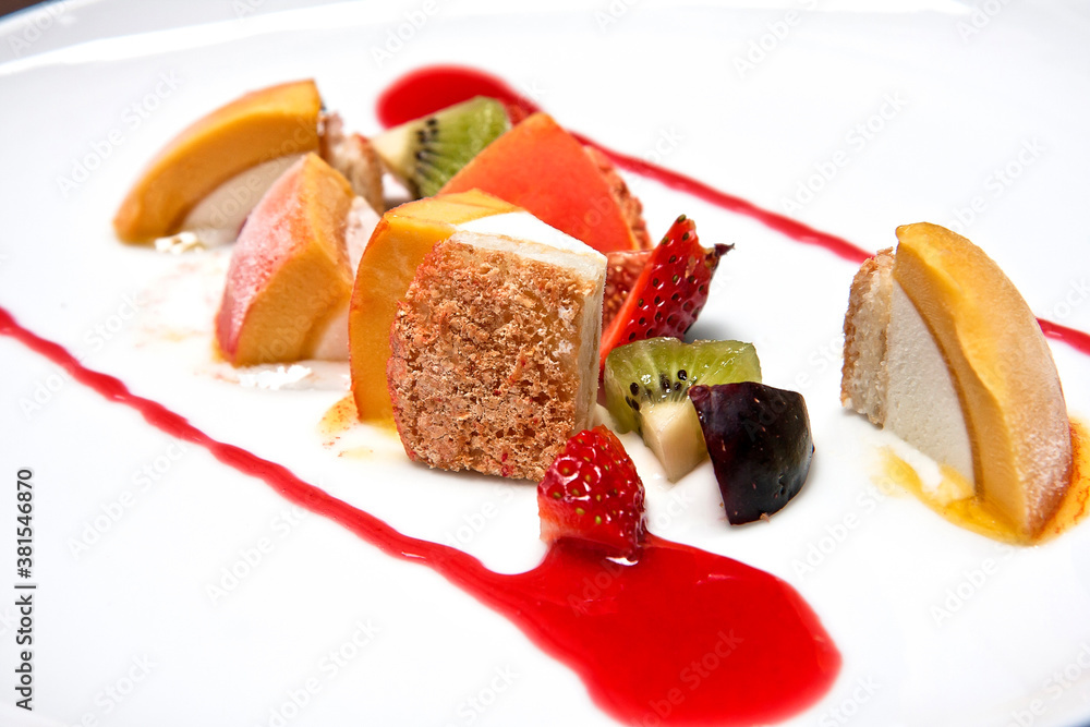 Postre de maracuyá y helado de coco, postre de frutas tropicales Stock ...