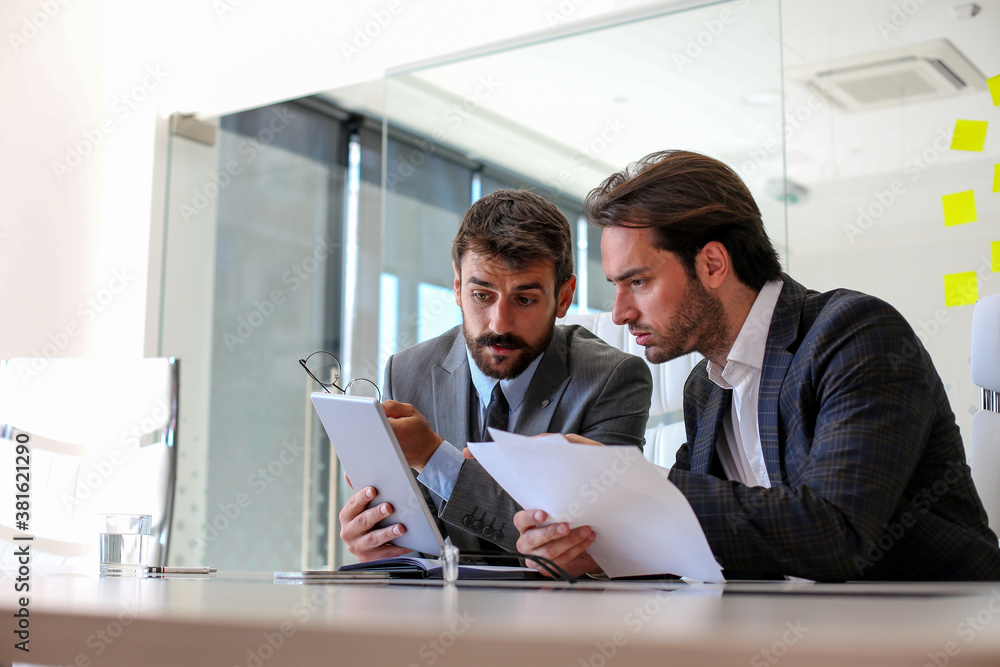 The boss shows his employee the new mistakes he noticed in his work ...
