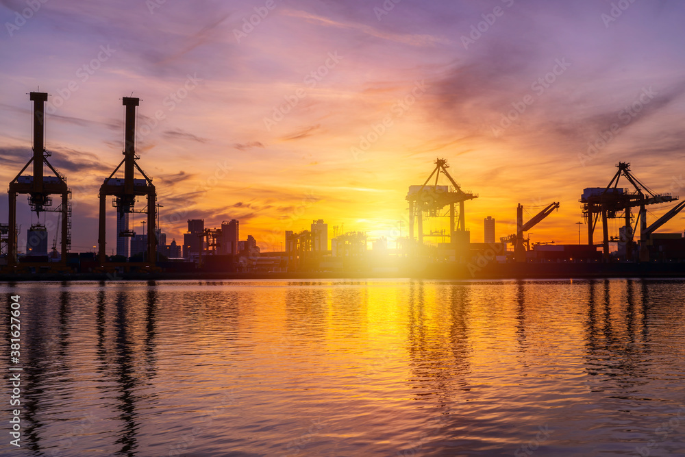 Cargo port that works continuously for loading and unloading goods ...