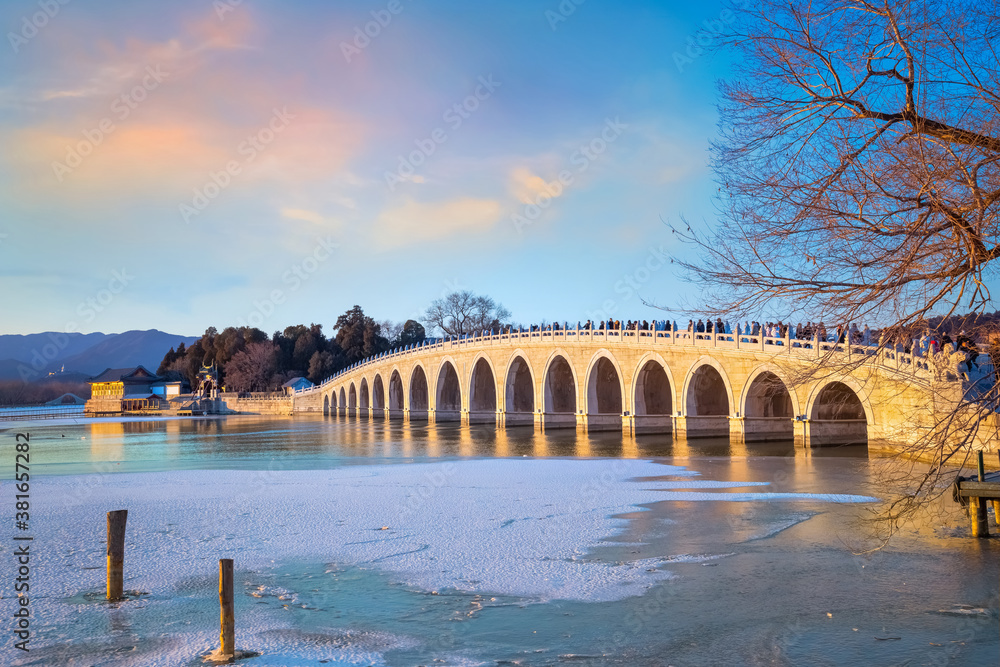 Seventeen-Arch Bridge at Summer Palace in Beijing, China ภาพถ่ายสต็อก ...