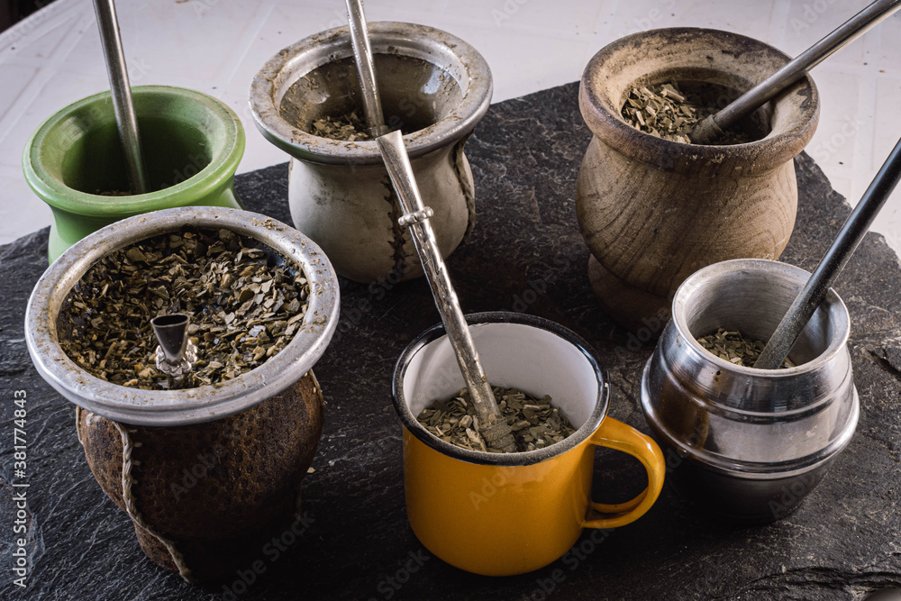 Foto de conjunto de mate en ronda símbolo reunión de amigos en épocas ...