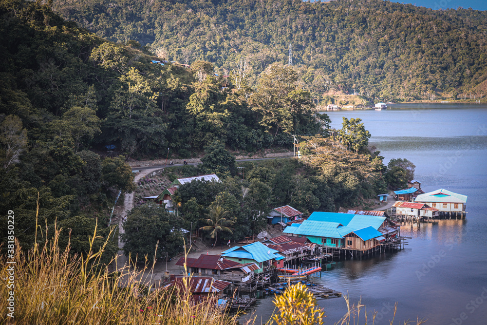 Suasana pemukiman warga dan rumah di pinggiran danau Sentani. Loc ...