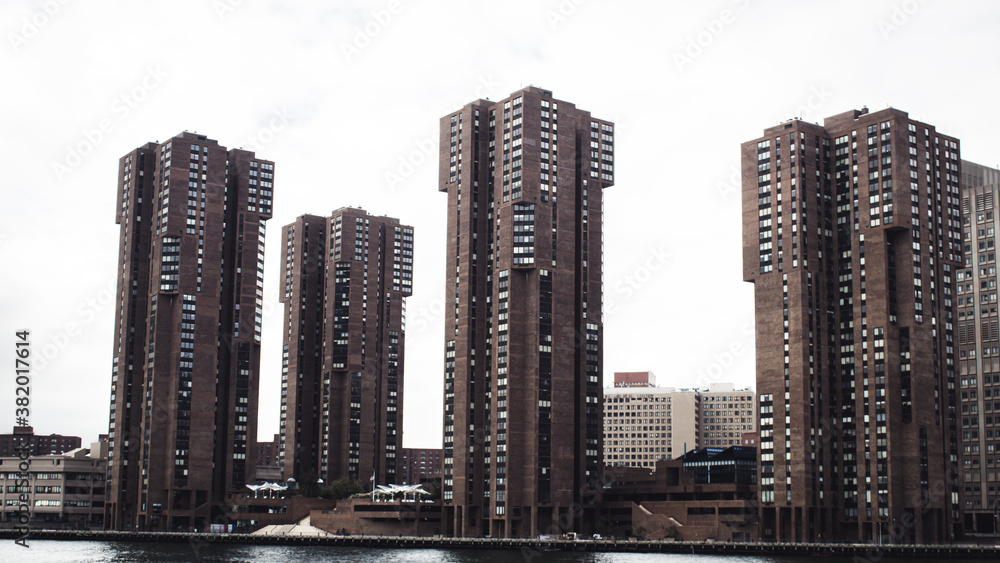 Vista de edificios del Bronx durante paseo en bote desde el río en ...