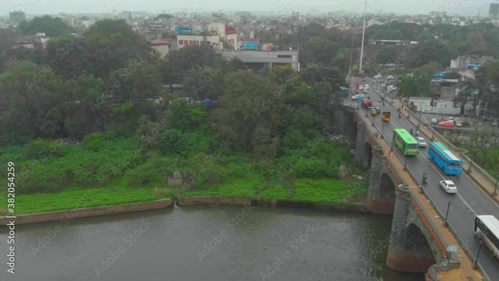 Video „falling drone shot looking down traffic on Chhatrapati shivaji ...