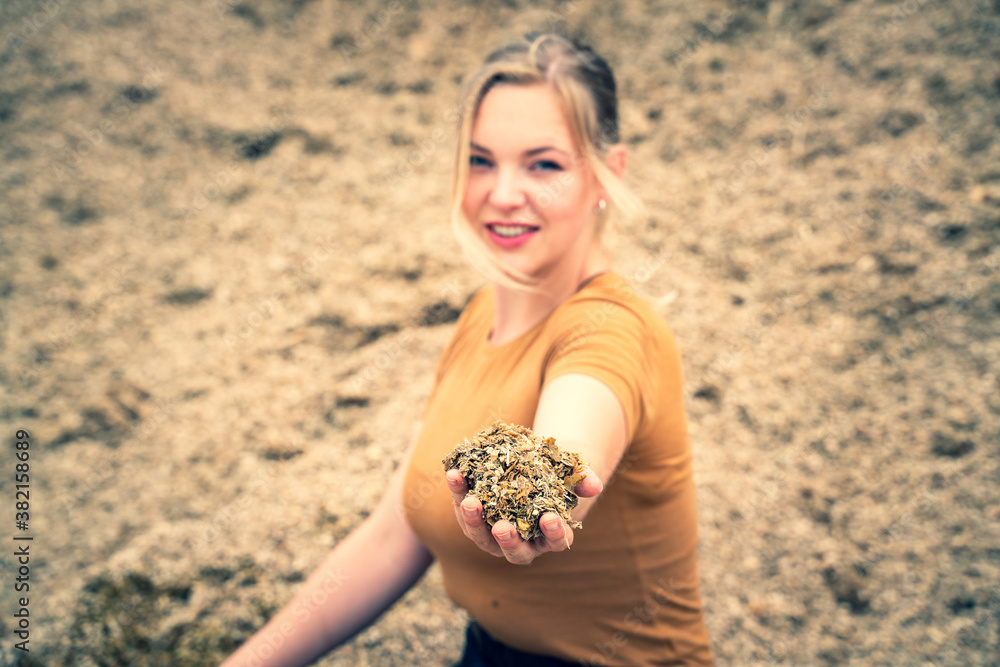 Landwirtschaft - Tierfutter, junge Landwirtin vor einem Silagehaufen ...