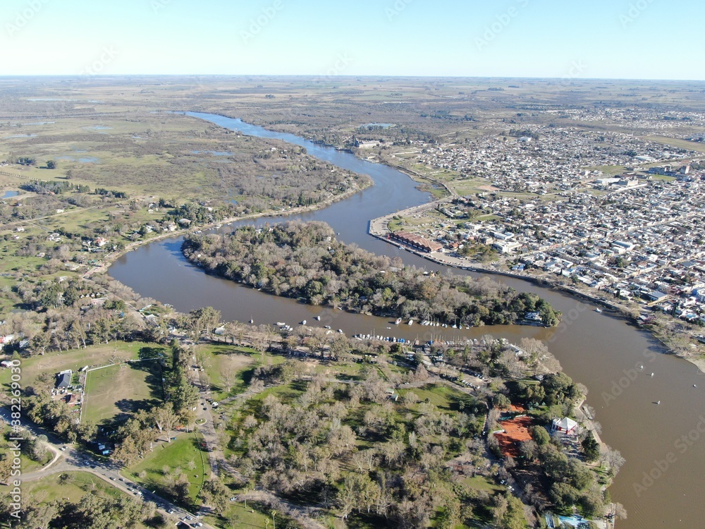 Foto aérea desde un dron, de una isla con mucha vegetación, en medio de ...