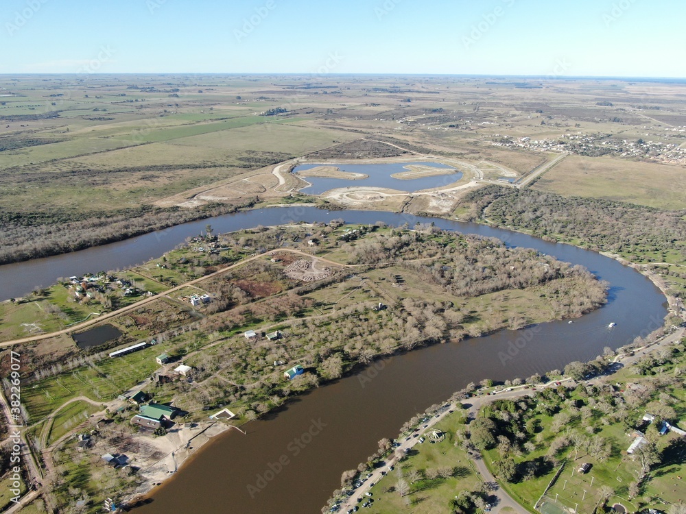 Foto aérea de un río que gira en forma de letra "U" y vegetación en las ...
