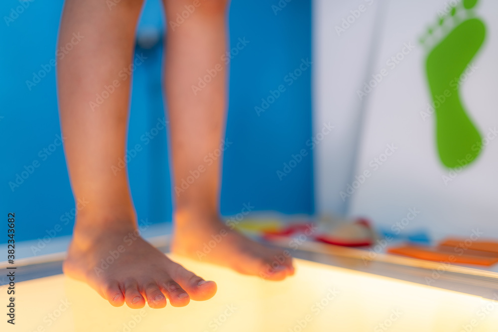Feet scan for children, checking for statuses of sole and supporting ...