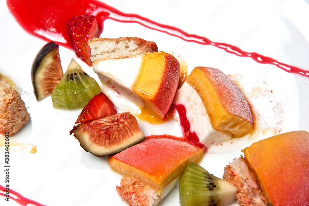 Postre de maracuyá y helado de coco, postre de frutas tropicales Stock ...