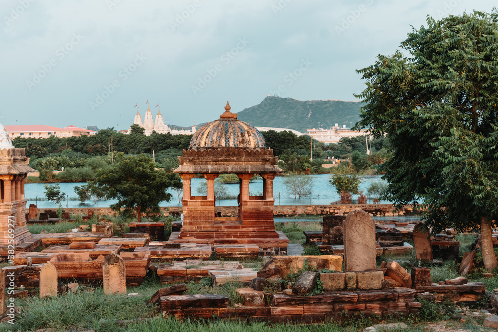 Foto de scenic View of the ancient historic place Chhatardi with ...