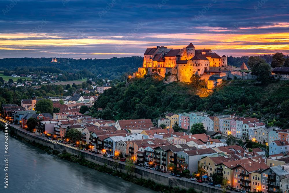 Altstadt und Burganlage in Burghausen an der Salzach im Sonnenuntergang ...