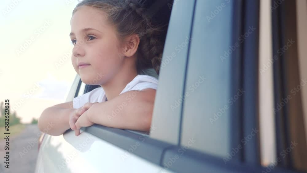 Vidéo Stock happy girl kid child smile leaned out of a car window ...
